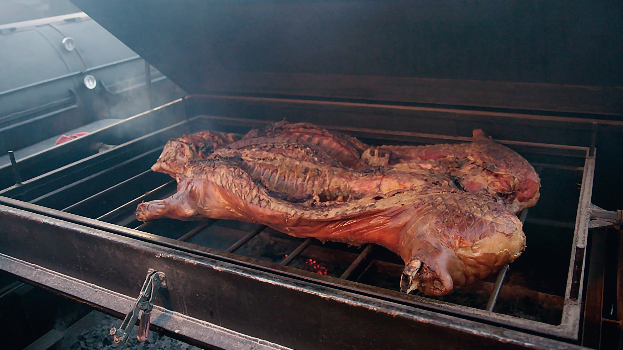 ’Cue Course: How to Smoke a Whole Hog at Cattleack Barbeque – Texas Monthly