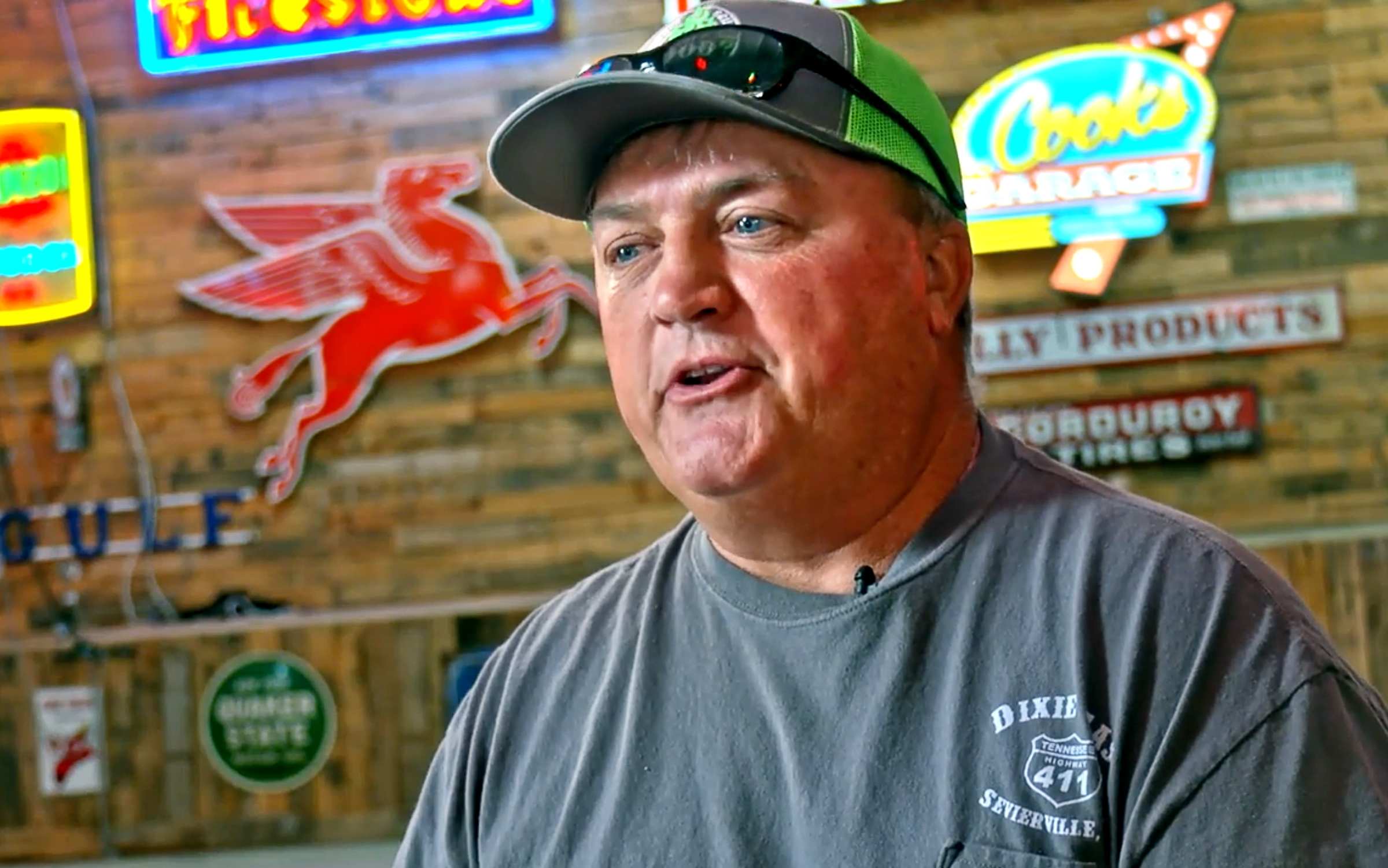 Cook's Garage in Lubbock Is a Vintage Neon–Sign Utopia – Texas Monthly